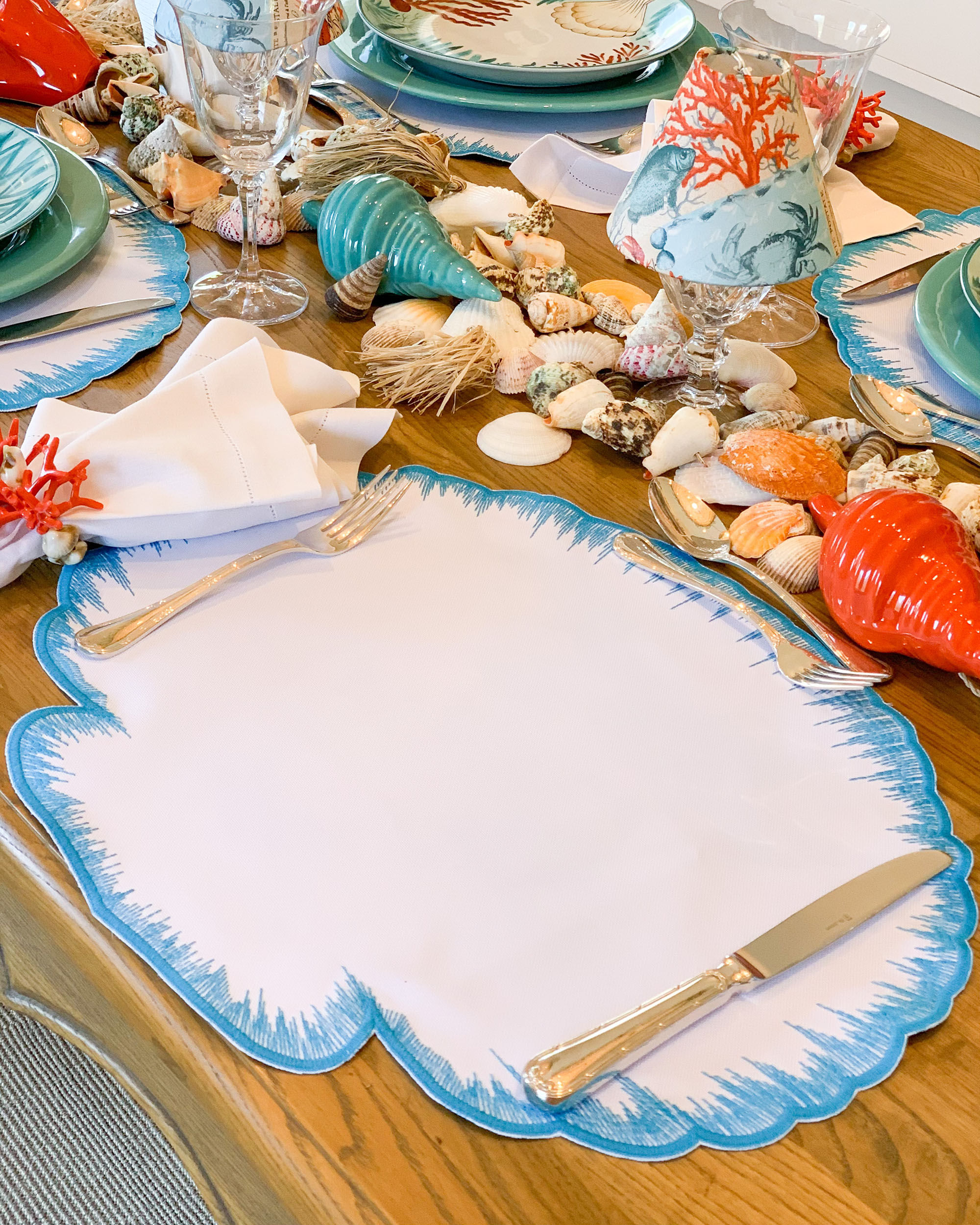 Jogo Americano Formato Concha Tela Branca Bordado Azul Turquesa