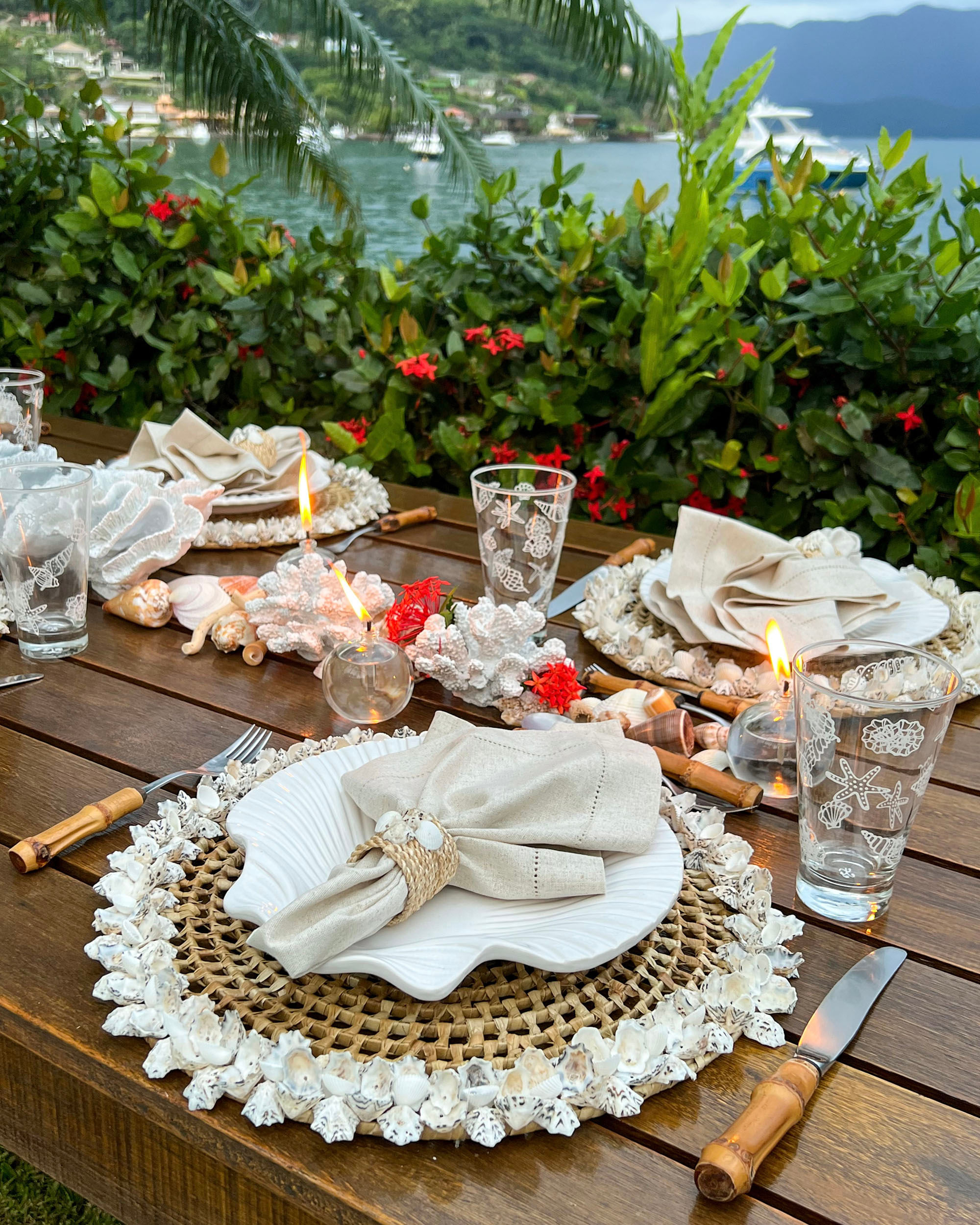 Sousplat rattan aplicação conchas