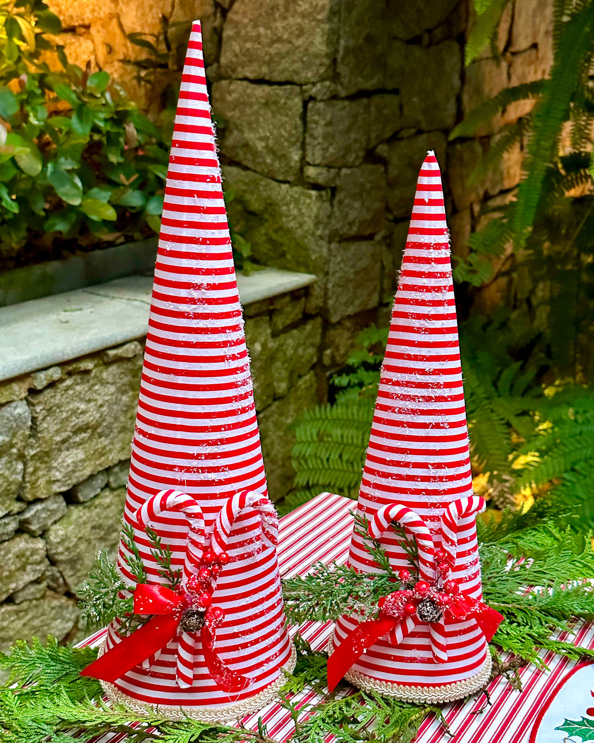 Árvore cone tecido listrado vermelho e branco Natal 2023 - P