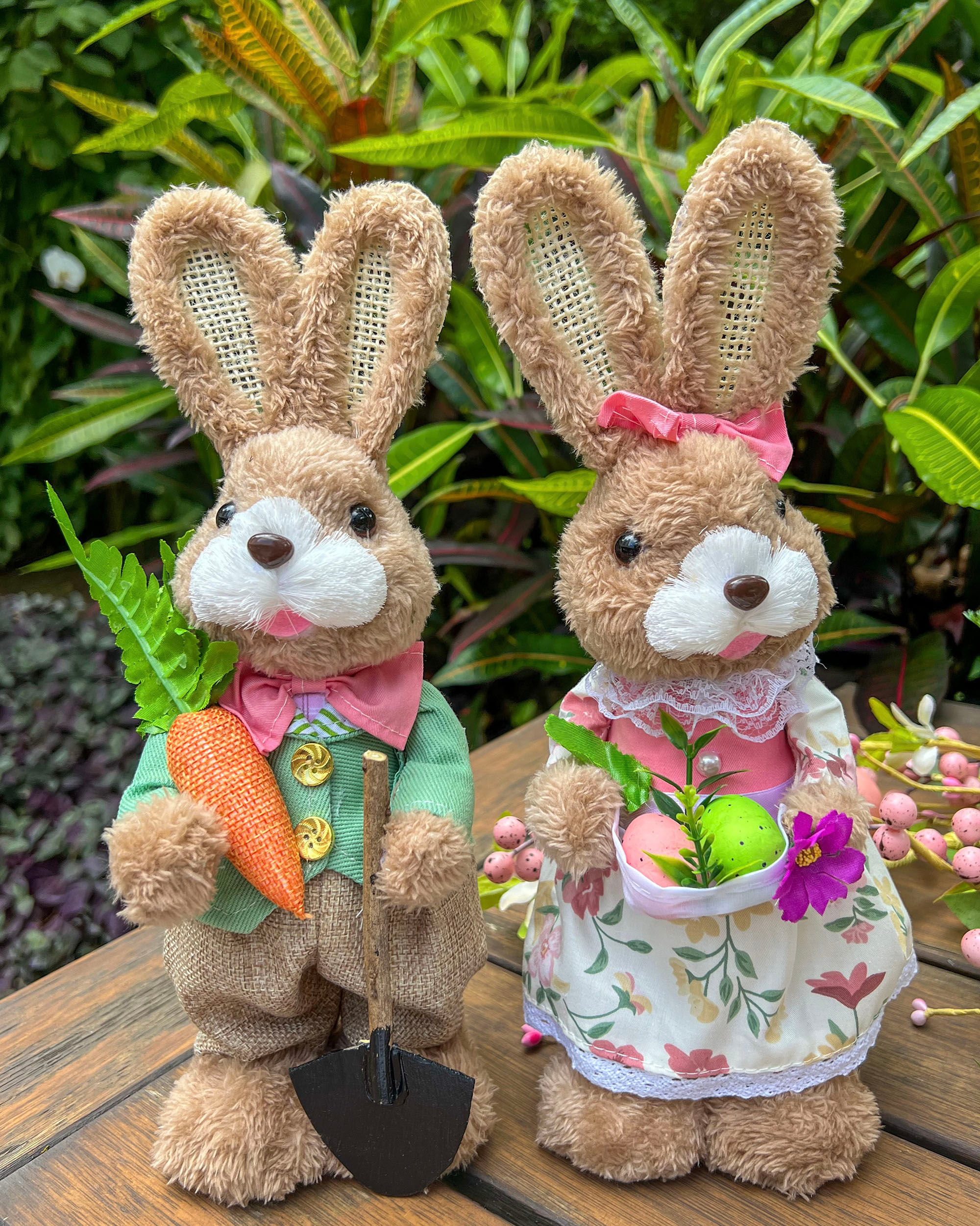 Coelho em pé terno verde Happy Sunday Páscoa 2024 - P